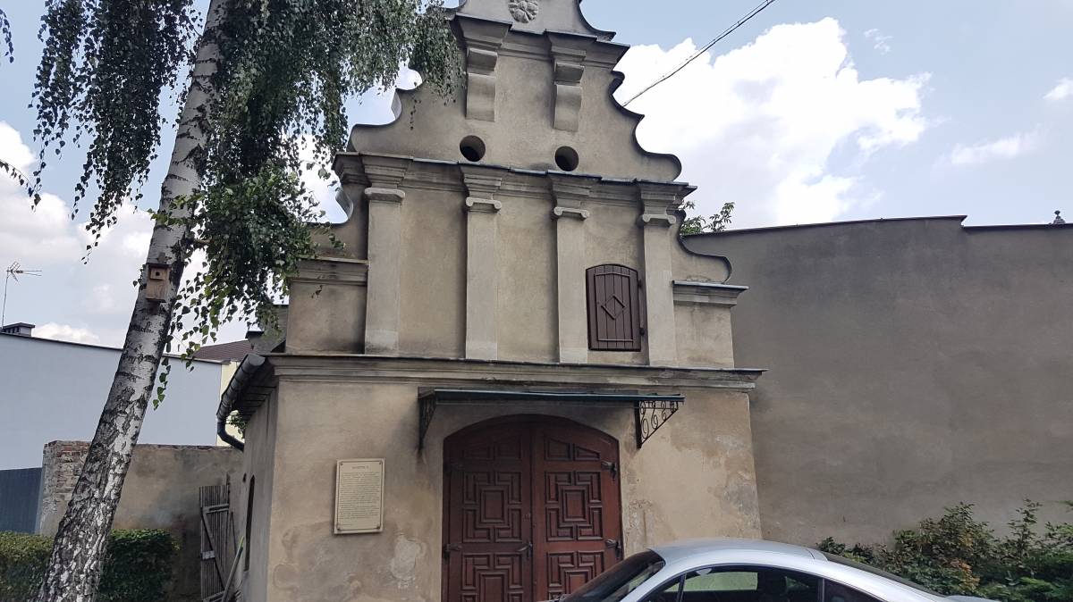 Kaplica cmentarna (kostnica) - West is the best